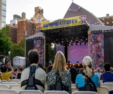 UFU 2024/2 Concertgoers wear haptic suits created for the deaf by ...