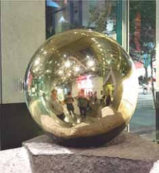 UEA-Específico 2019 A fotografia mostra uma esfera metálica refletora ...